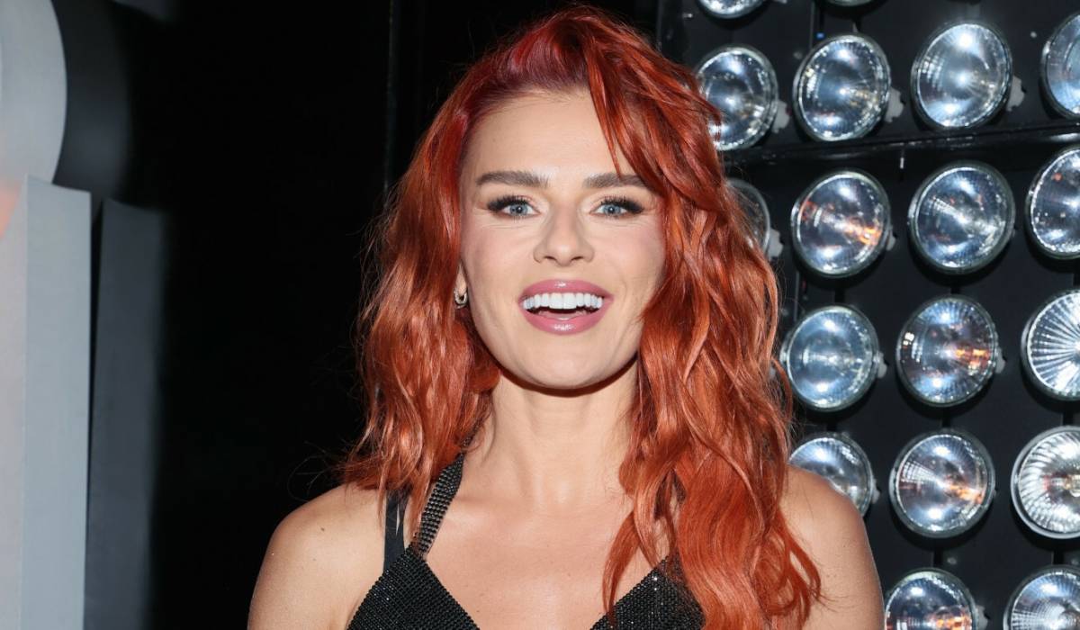 Nagi biust i biała marynarka. Natasza Urbańska nie boi się odważnych ...