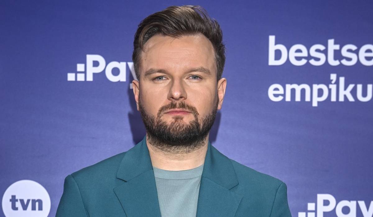 Karol Paciorek stanie u boku Izabelli Krzan. Został prowadzącym program w TVN - Hot News - MAXX ...